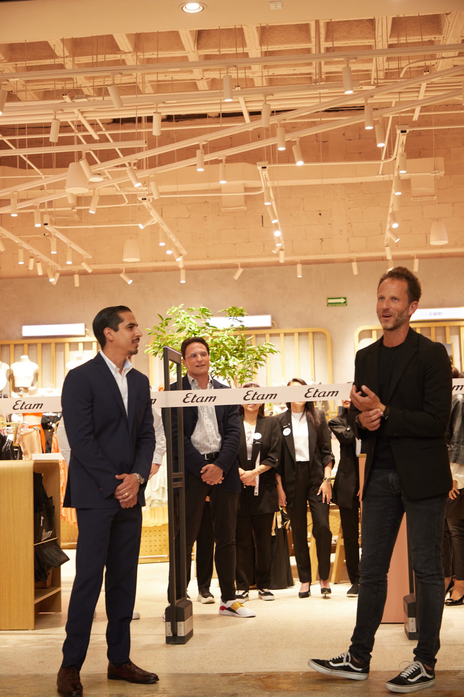 Etam Paris abre su primera boutique en México en joint venture con ...